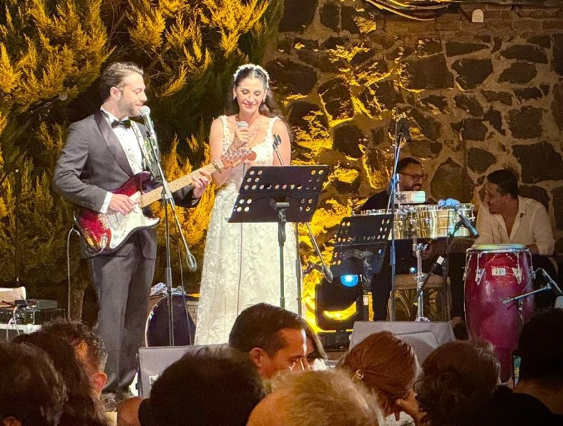 Oyuncu Sitare Akbaş, Hayatını Meslektaşı Cengiz Orhonlu İle Birleştirerek Evlendi. | KLASS Magazin